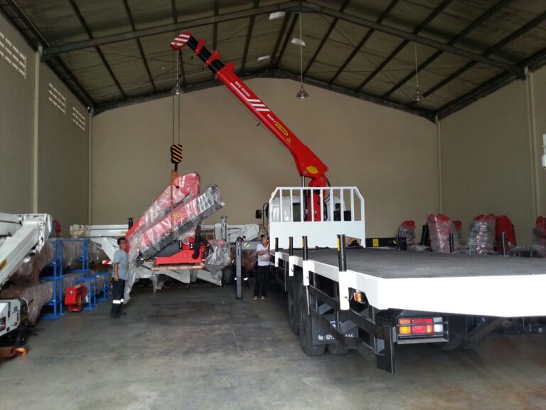 Jual Mobil Crane 5 Ton Bergaransi Resmi